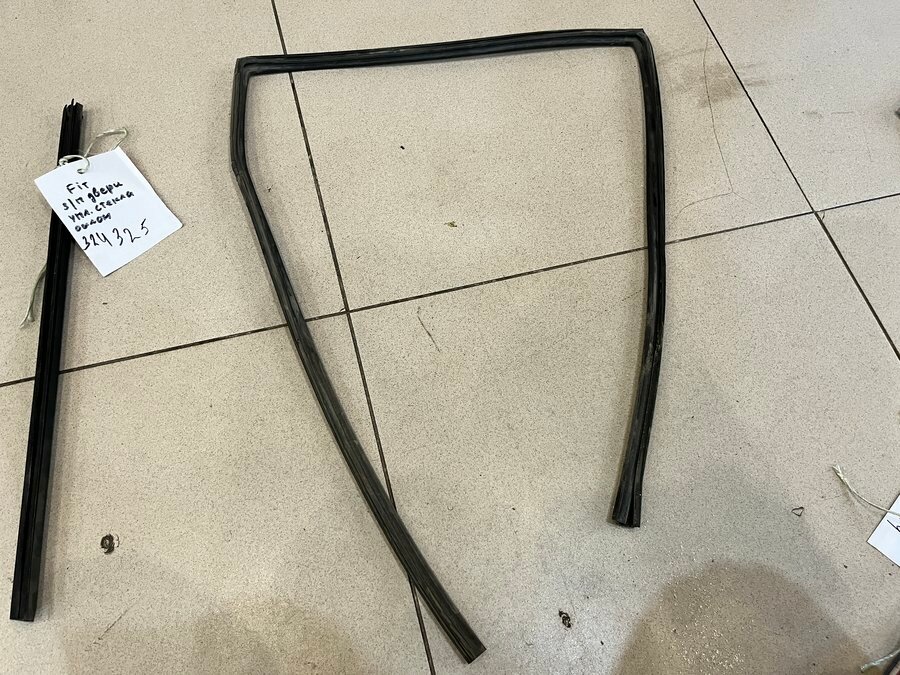Уплотнитель стекла двери задней правой от Honda Fit 2001-2008