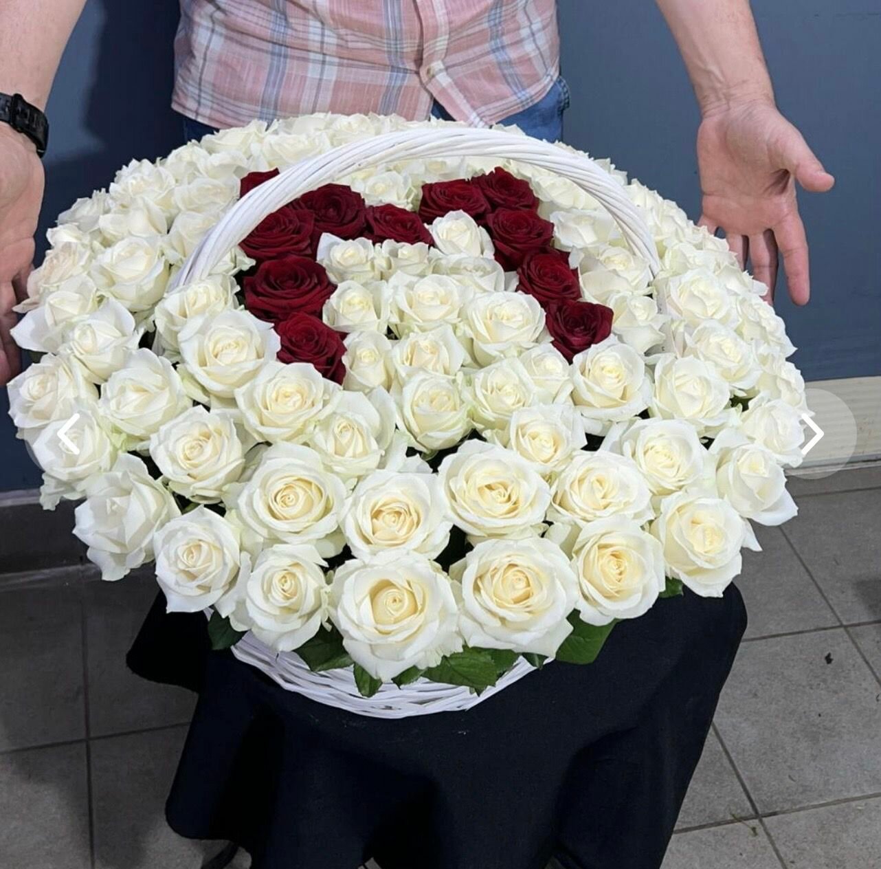 Букет из 101 крупной белой розы в корзине с посланием