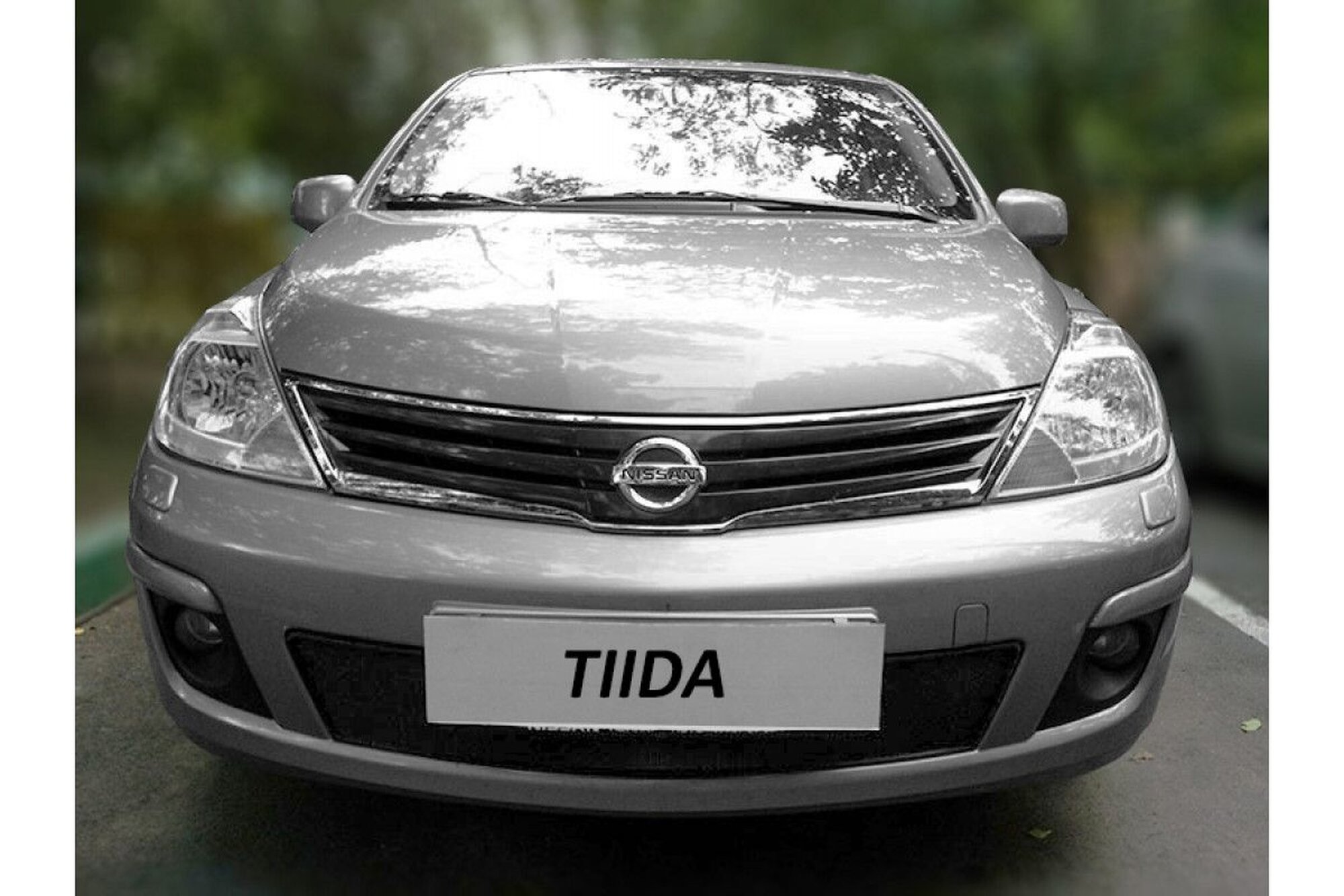 Защитная сетка радиатора с окантовкой и защелками для Nissan Tiida 2010-2014 (I рестайлинг)
