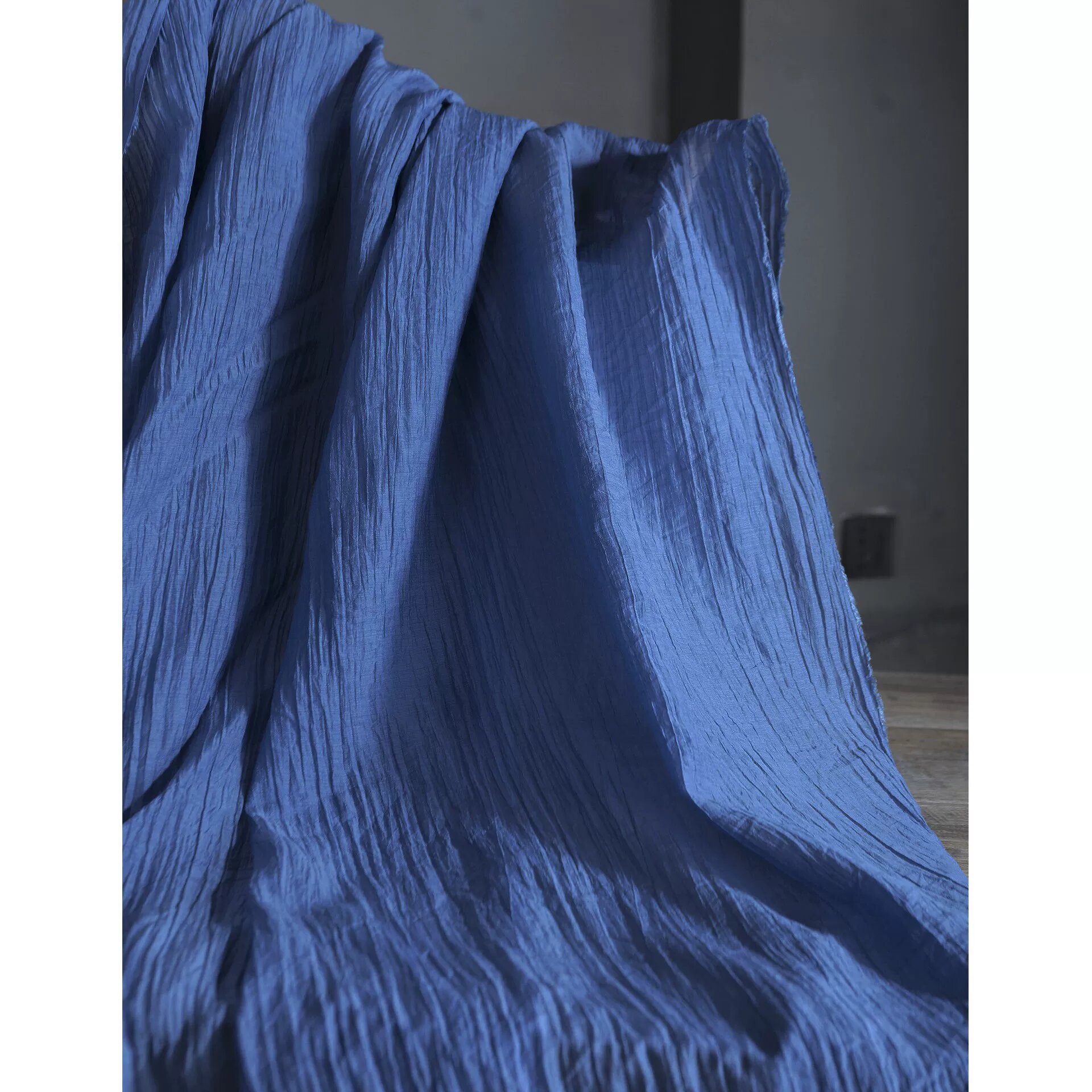 Темно-коричневая ткань из вискозы и хлопка с рельефной текстурой и мягким драпированием, плиссированная основа для