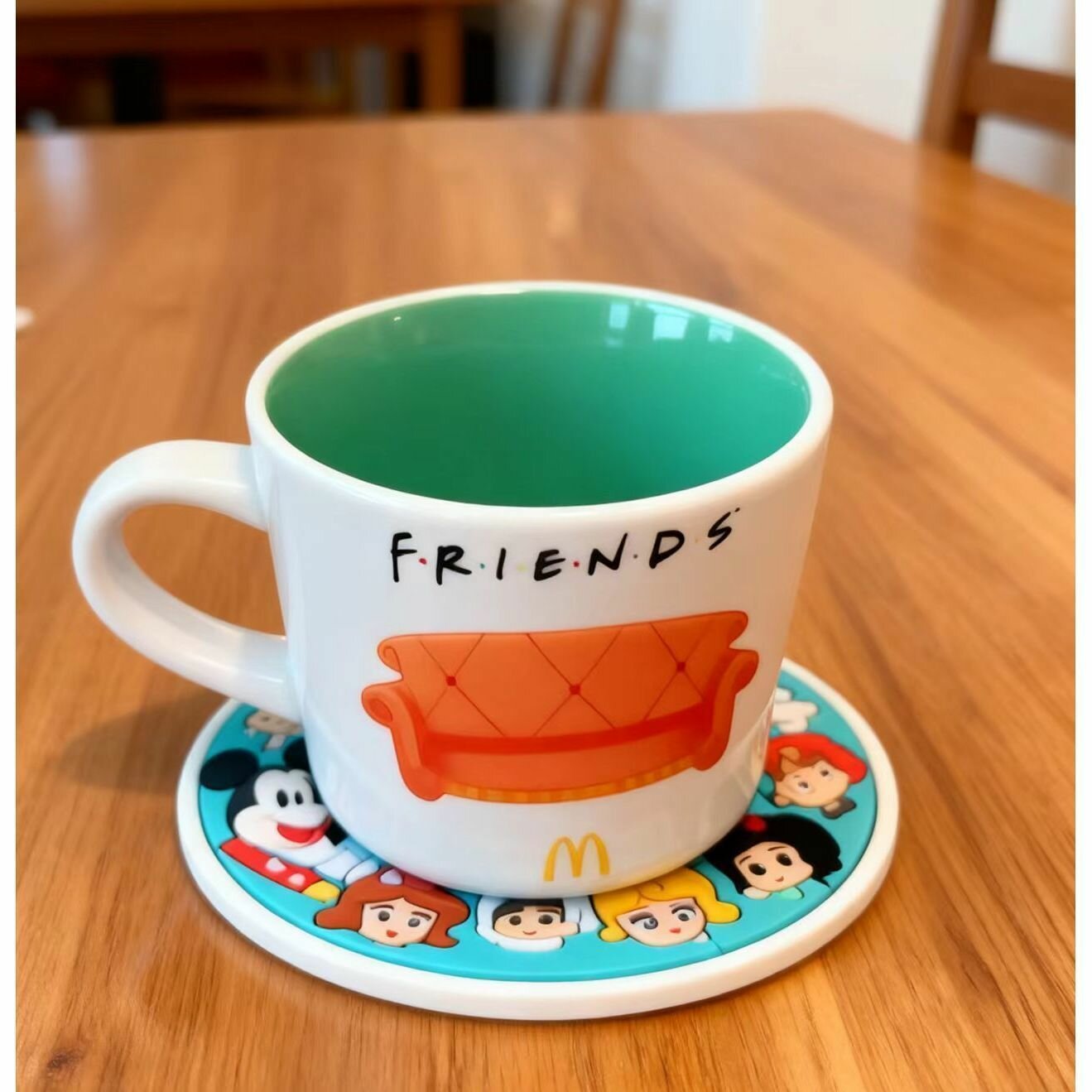 Кружка Friends с зеленым внутренним слоем и принтом Кружка Friends с диваном Central Perk для коллекции