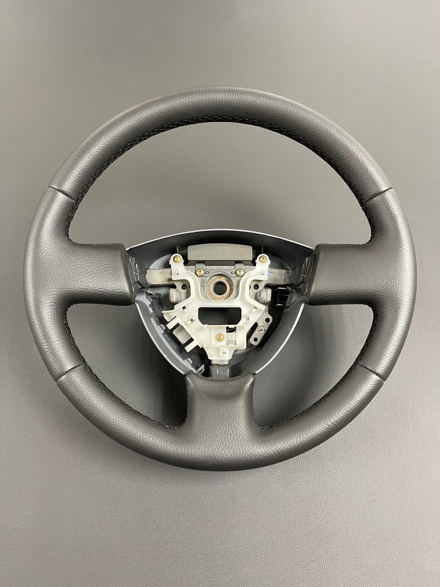 Руль Honda Fit GD Б/У после перетяжки.