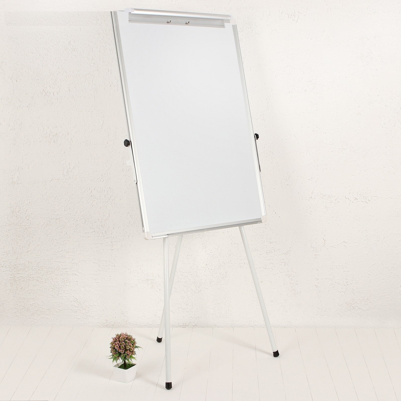 Флипчарт-магнитно-маркерная доска, регулируется по высоте, размер доски — 60×90 см