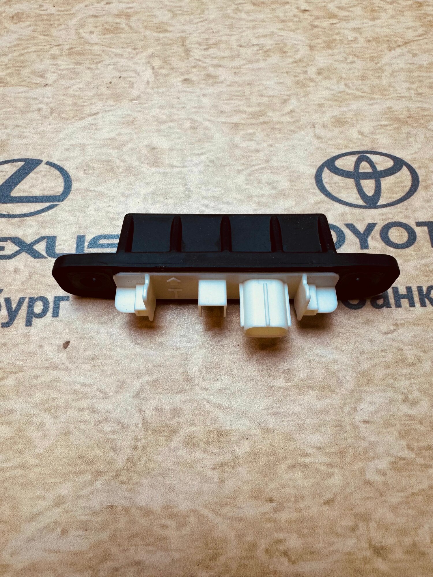 Кнопка багажника LC200 Land Cruiser 200 LX LX570