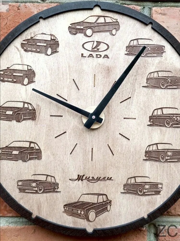 Настенные часы 30 см, Жигули и Lada, гравировка моделей автомобилей, дерево ольха