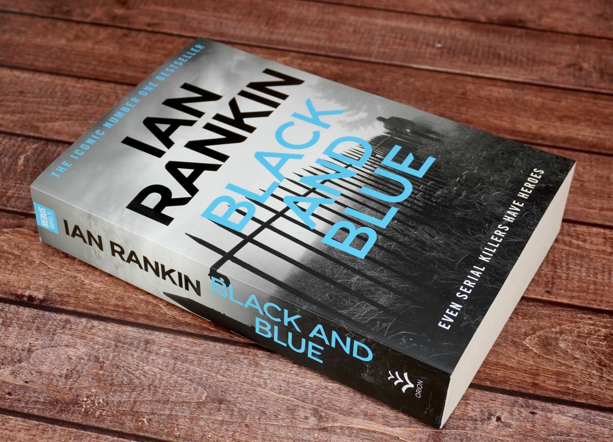Black And Blue / Чёрный и синий (На английском). Иэн Рэнкин. Серия об инспекторе Ребусе. Книга 8. — фото 1