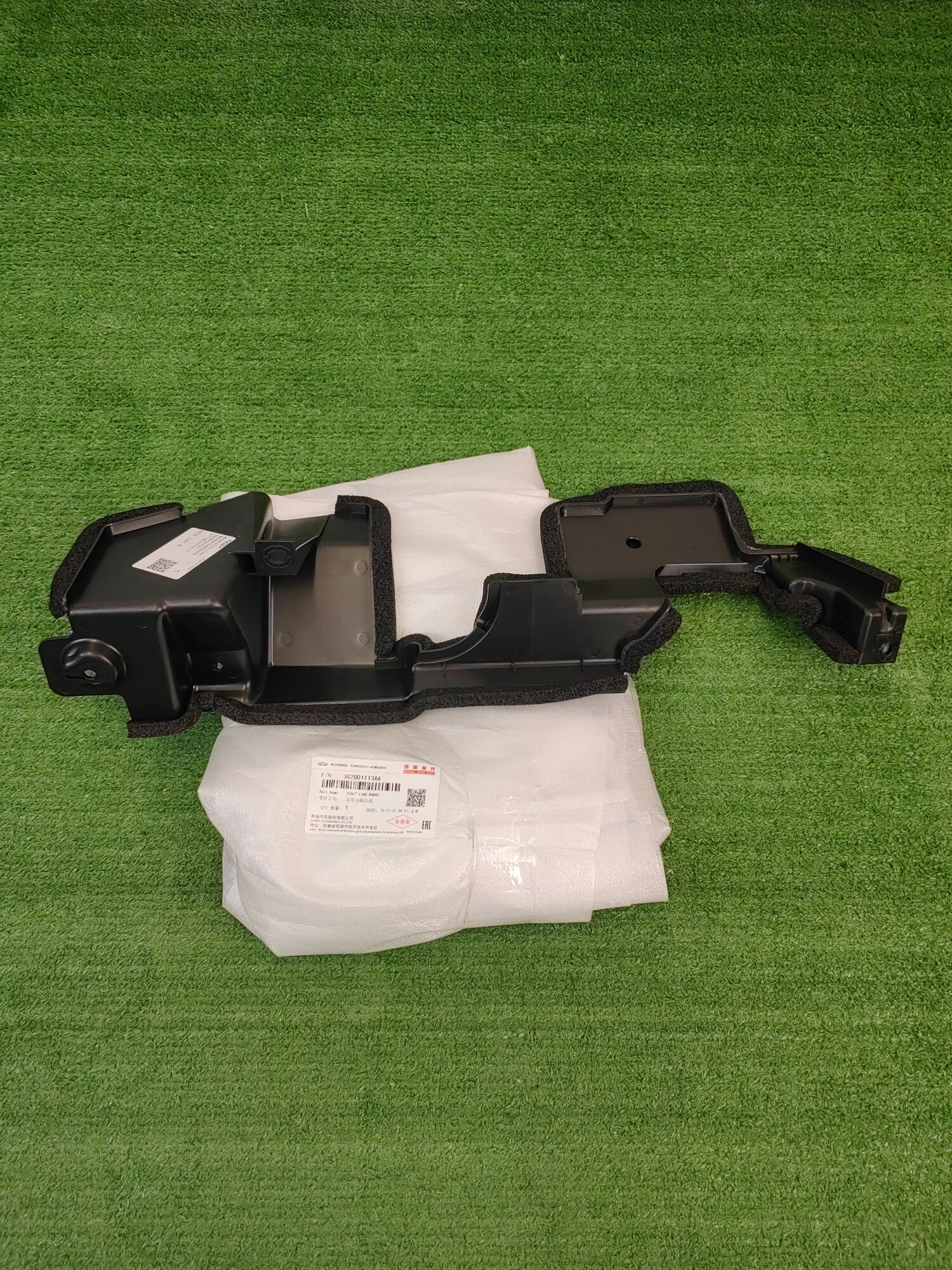 Дефлектор радиатора правый Chery Arrizo 8 302001113AA