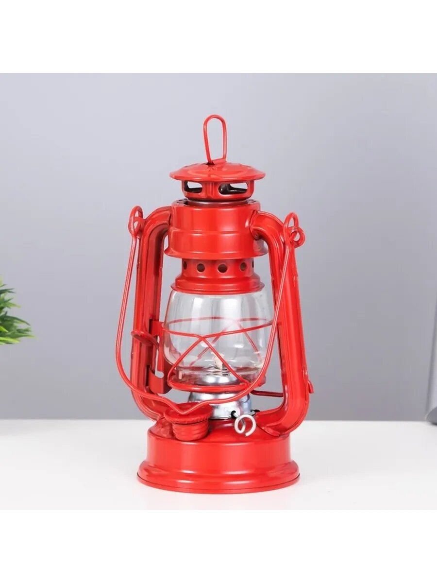 Декоративная керосиновая лампа в красном цвете