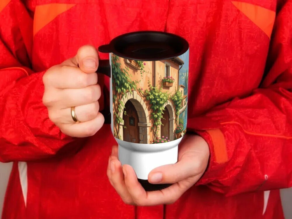 Тремокружка для авто с принтом "Средиземноморская деревня у воды. Уютный живописный берег с домиками, лодками и цветущими розами, на фоне бирюзовой глади и горных вершин." 0.5 л.