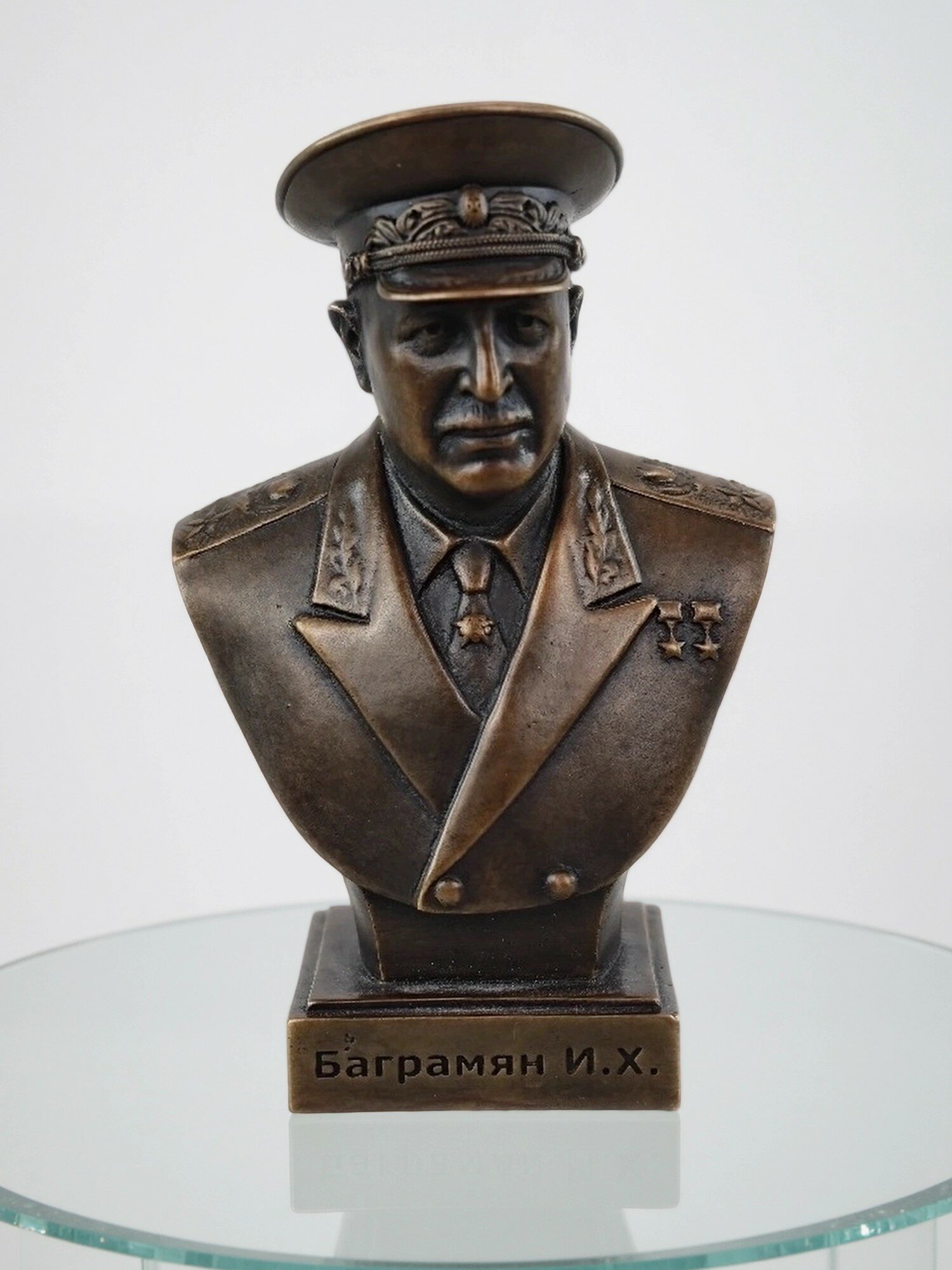 Бюст Иван Баграмян, высота 14 см, материал бронза литье, вес 956 гр.