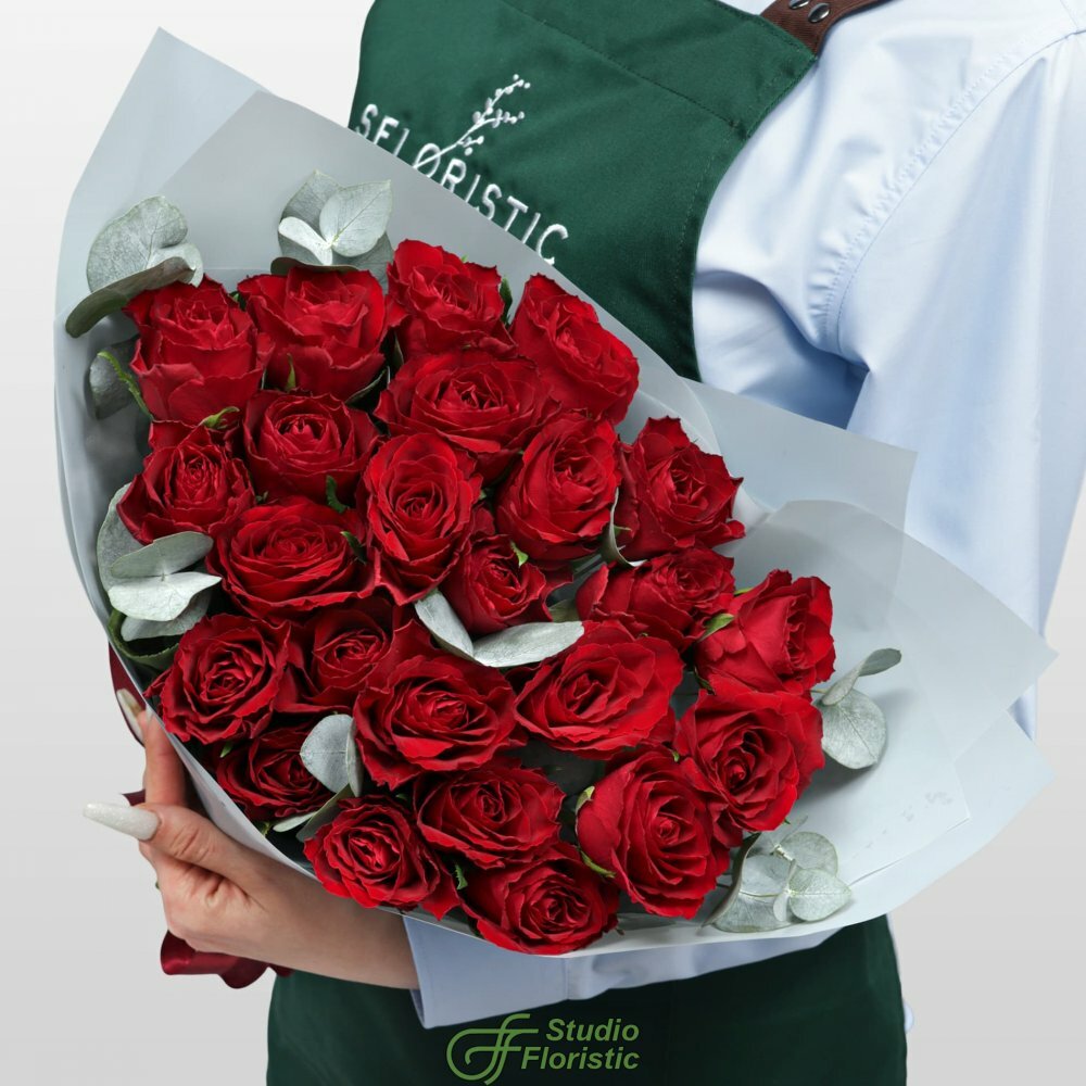 Монобукет STUDIO FLORISTIC "Лучшей", роза, красные, с эвкалиптом, 25 штук