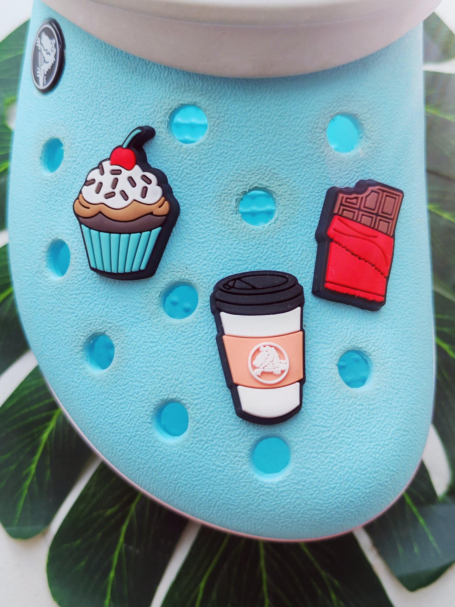 Джибитс кофе шоколадка еда на Crocs