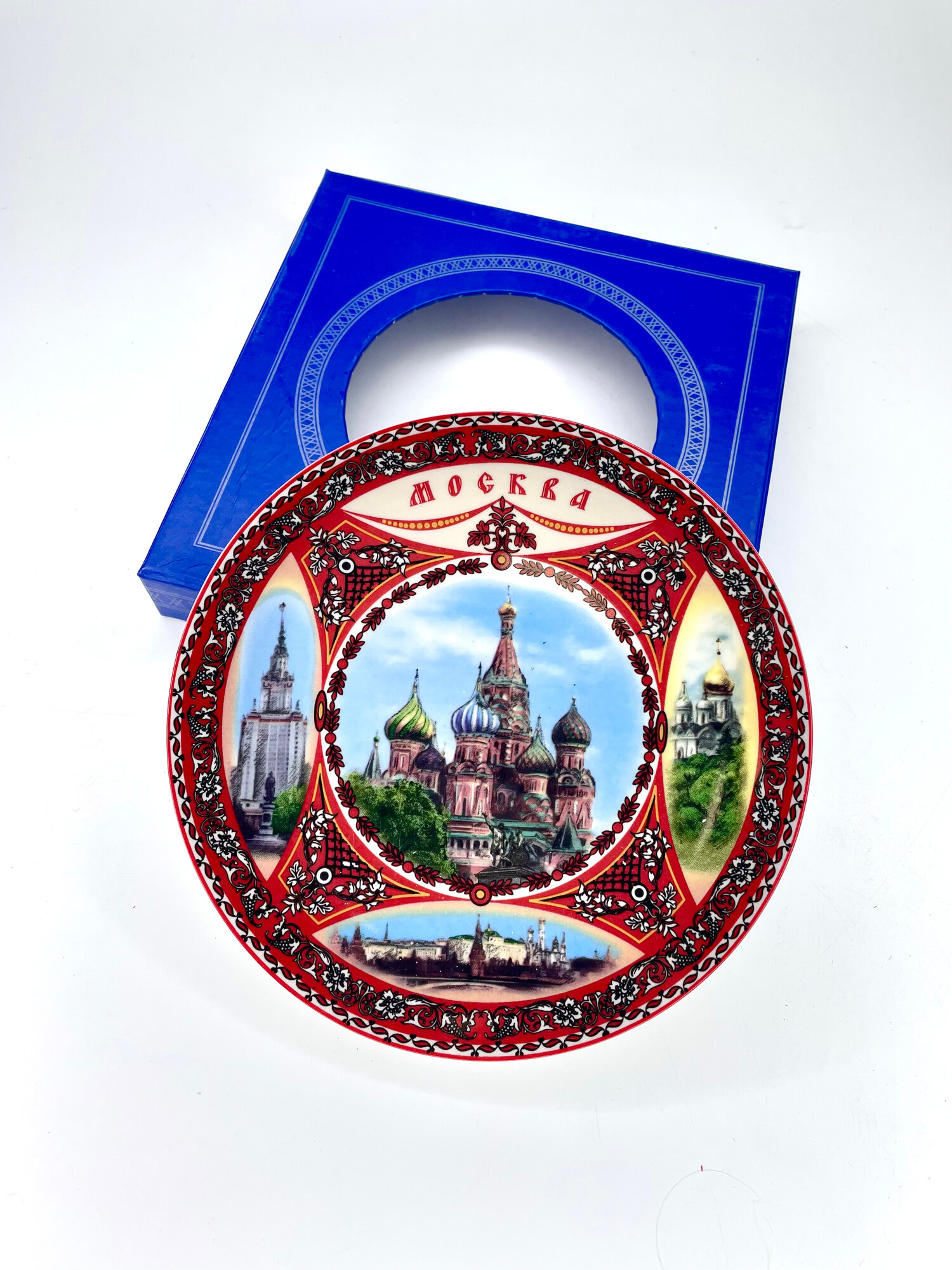 Тарелка фарфоровая сувенирная 15 см, Федерация, в подарочной коробке, город Москва, "Храм Василия Блаженного"
