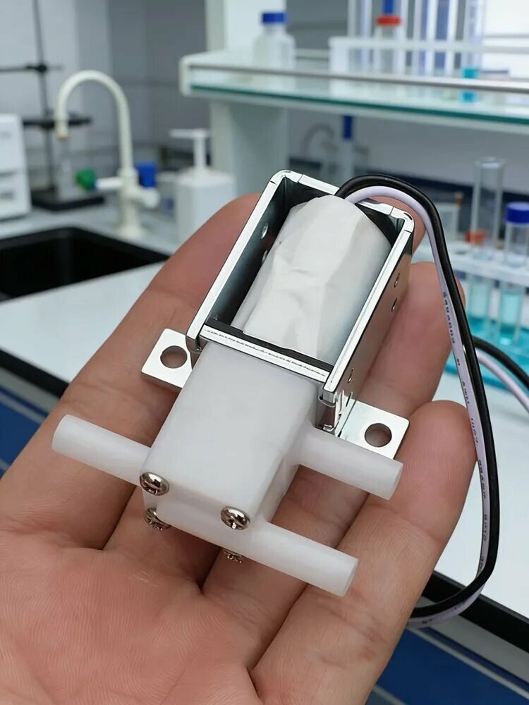 Мини 3-ходовой электромагнитный клапан DC 12V 0.24A нормально закрытый для медоборудования