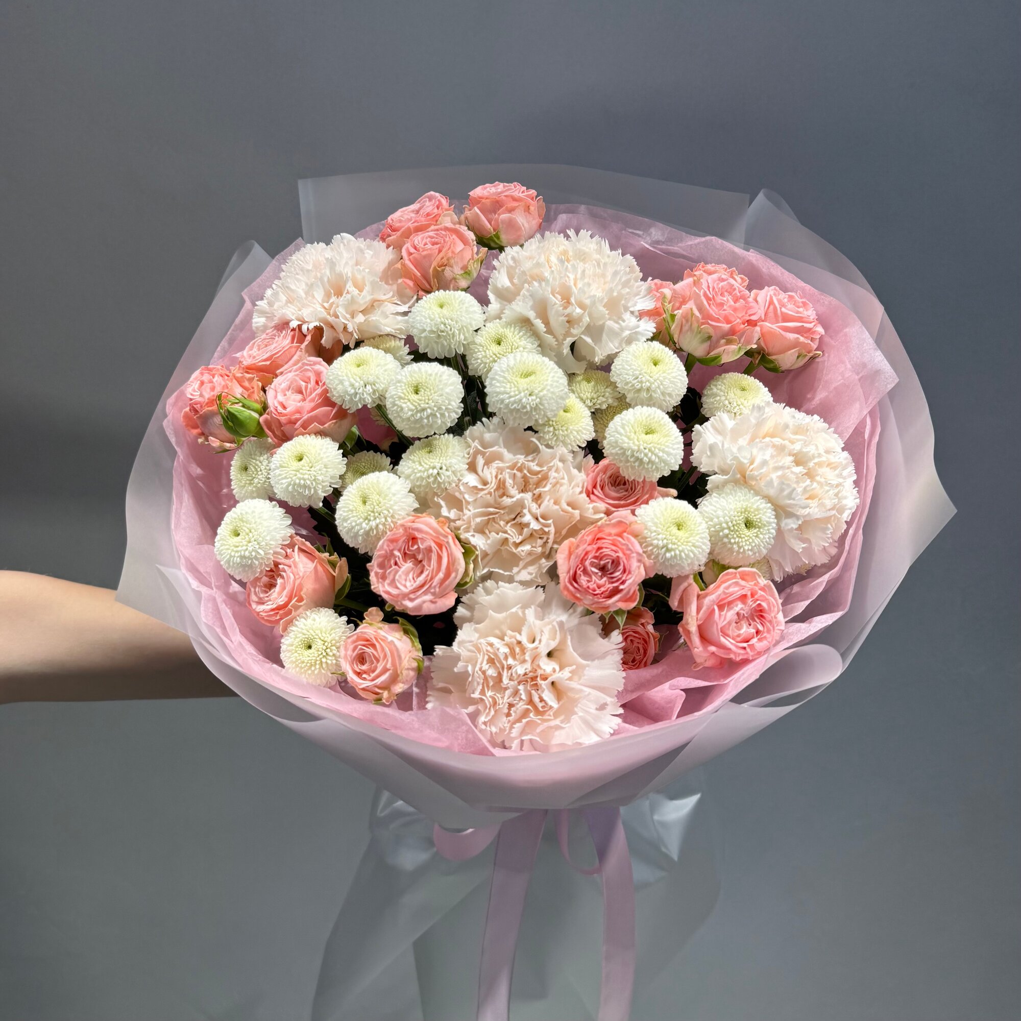Букет с пионовидной кустовой розой и диантусом в подарочной упаковке от FlowerLand