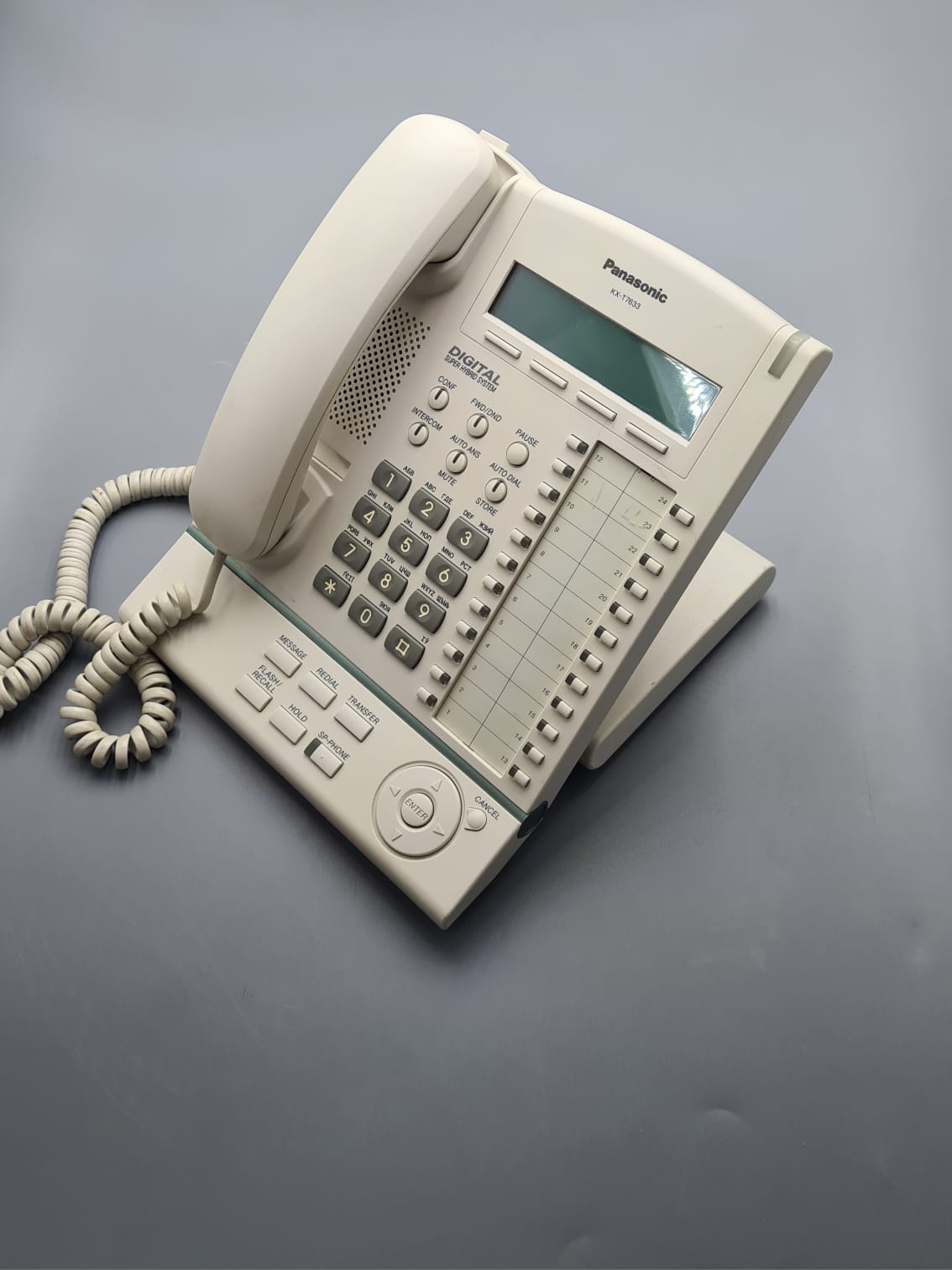 Цифровой системный телефон Panasonic KX-T7633RUW, белый. Товар уцененный