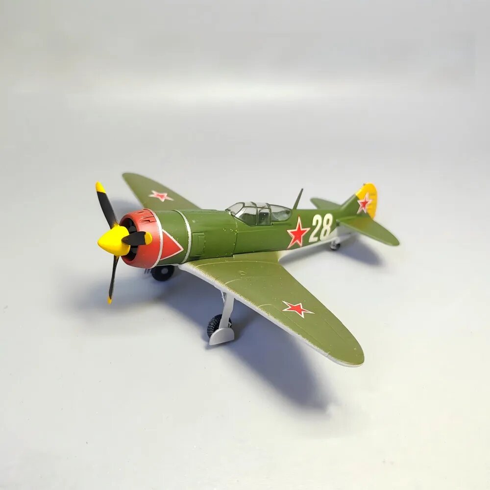 Масштабная модель 1:72 советского истребителя Ла-7 коллекционная фигурка