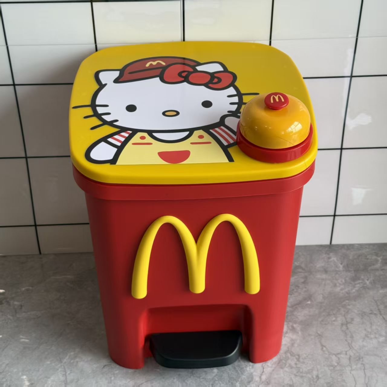 Жёлтый мусорный бак McDonald’s с изображением Hello Kitty, с педалью, объёмом 12 литров, 1 шт