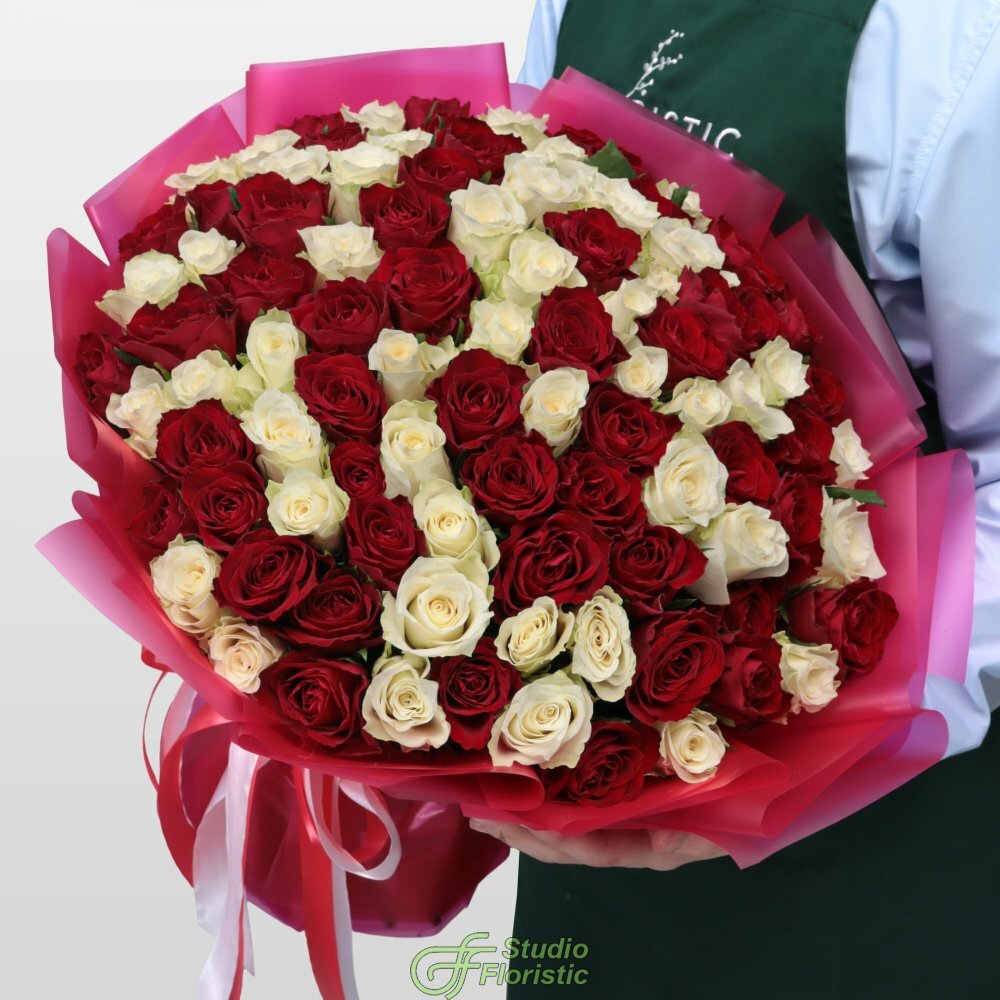 Букет роз STUDIO FLORISTIC "Кения", красно-белый, 101 цветок, высота 40см