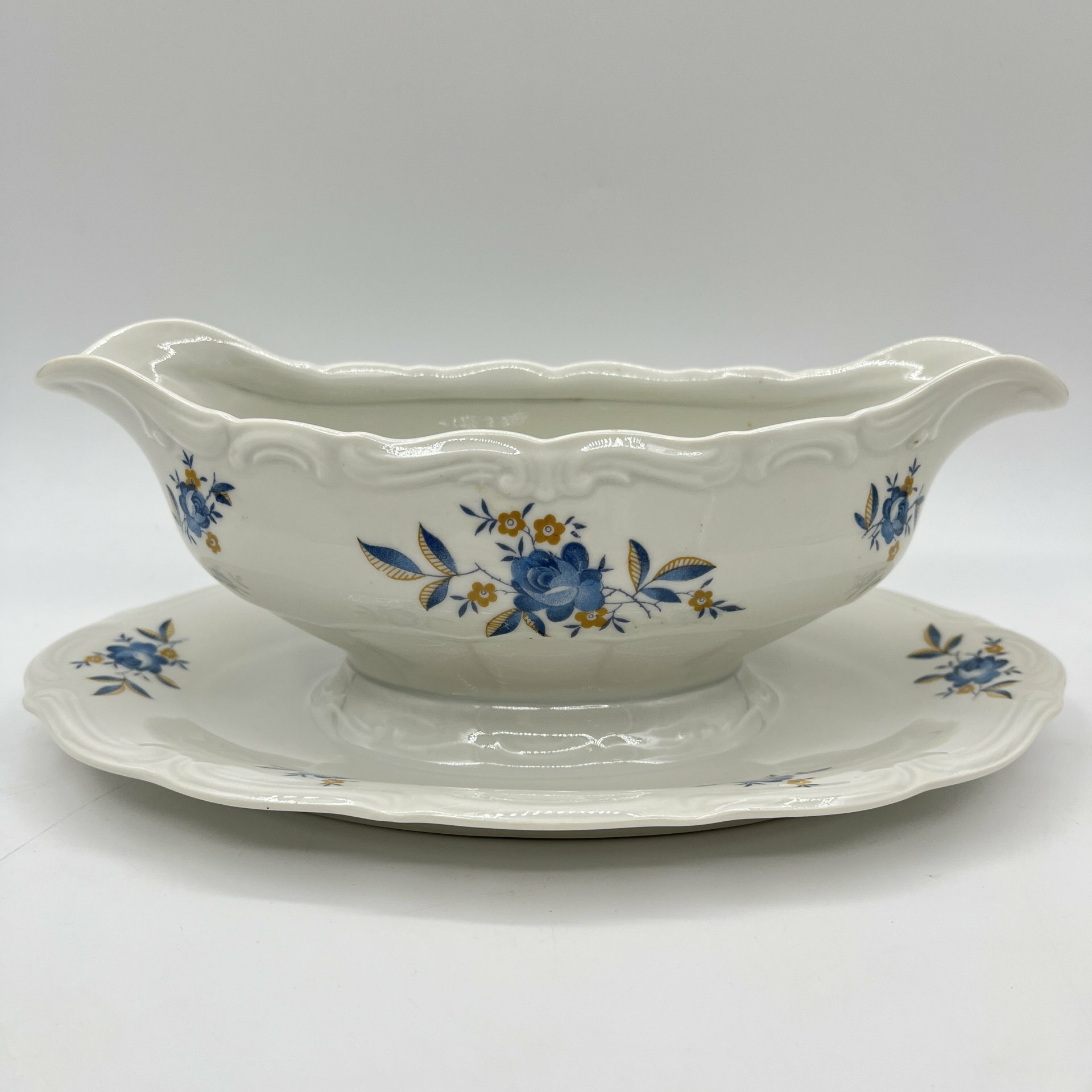 Соусник, украшенный цветочным декором, фарфор, деколь, Walbrzych, Польша, 1945-1952 гг.