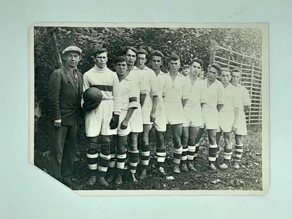 Фотография футбольной команды Локомотив (?) 1930е годы уголок утерян 18х13 см