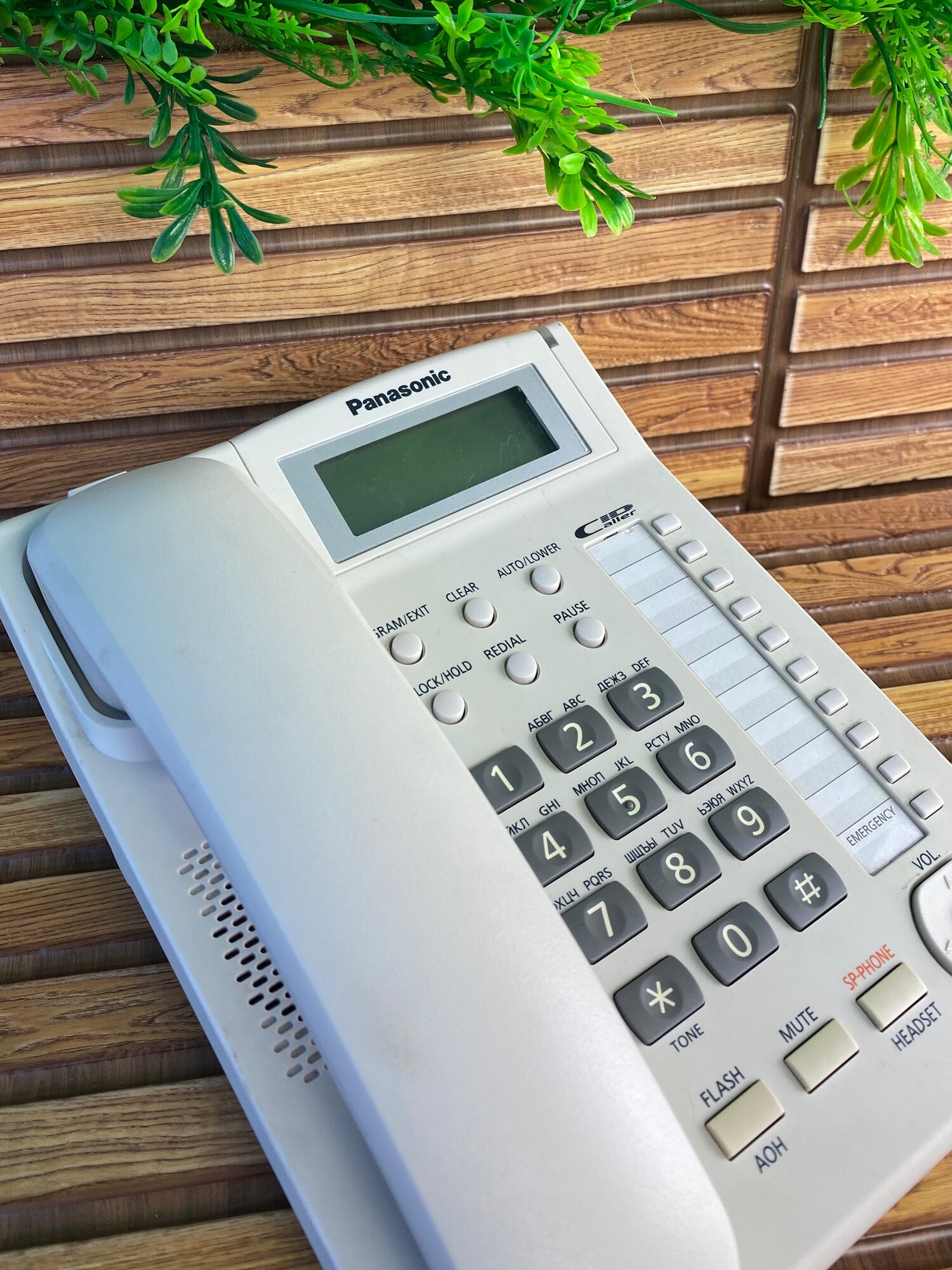 Телефон проводной Panasonic KX-TS2388RUW , громкая связь, экран Белый/Черный Б/У