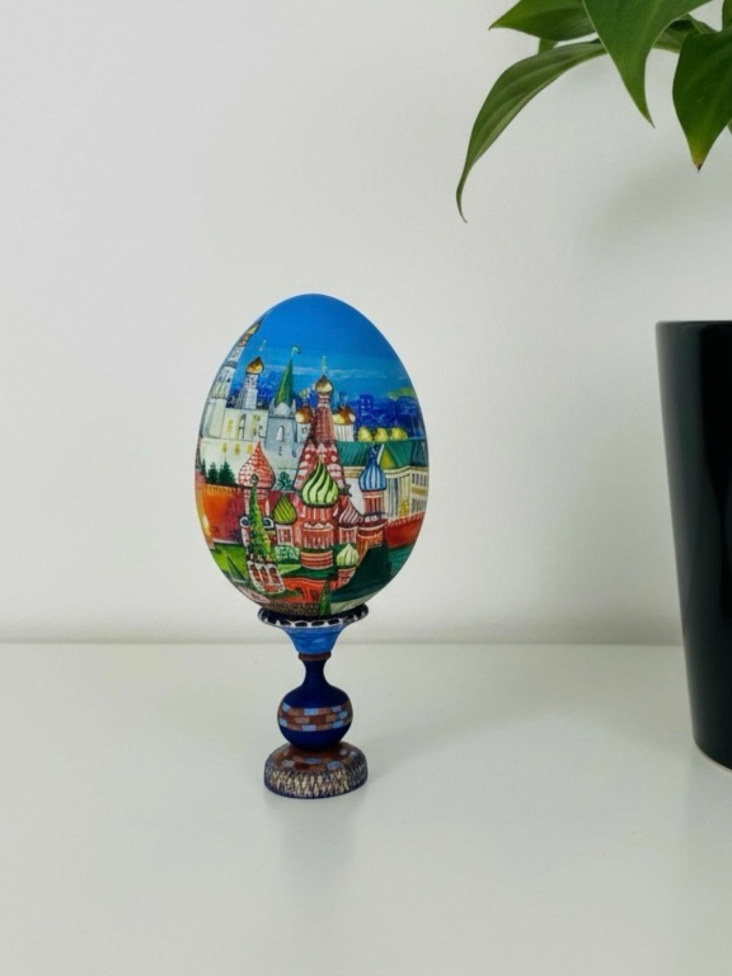 Сувенирное яйцо на подставке "Москва" дерево ручная роспись