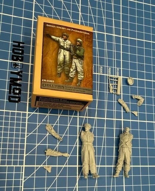 EM-35193 Фигурка для самостоятельной росписи 1:35 German tankmen and Panzergrenadier