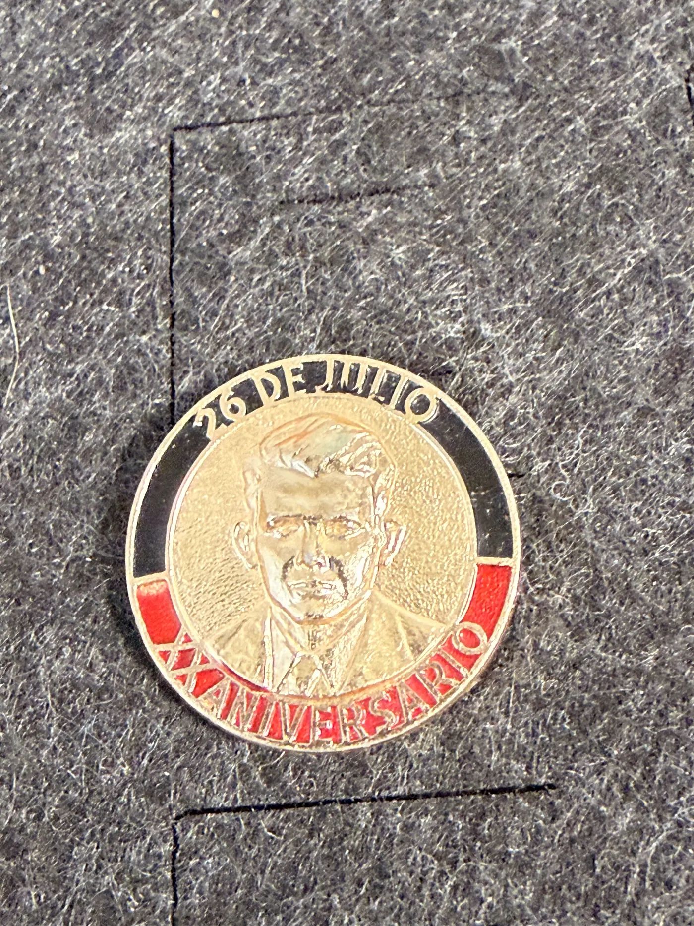 Значок 26 DE JULIO XX ANIVERSARIO, портрет