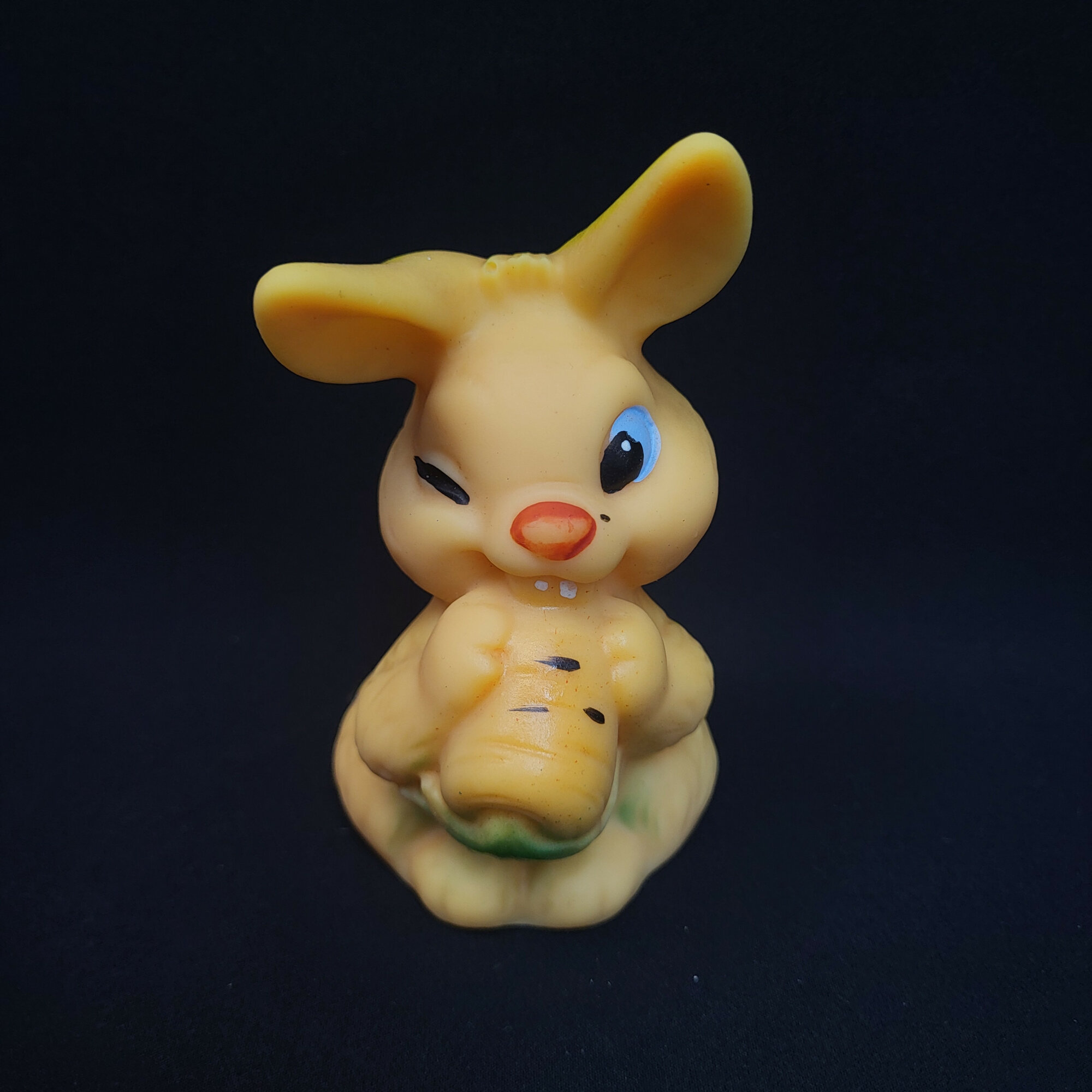Игрушка винтажная, СССР. Резиновая фигурка зайца с морковью, детская игрушка периода СССР