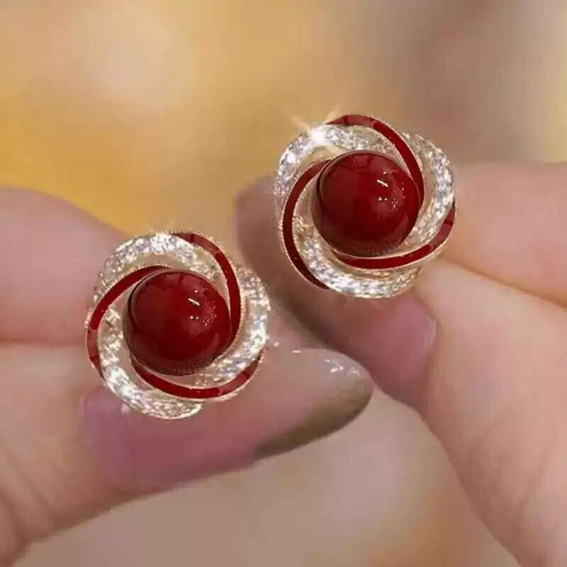 Стильные женские серьги цвета ангорской красной кожи – элегантный акцент для новогодних и рождественских образов