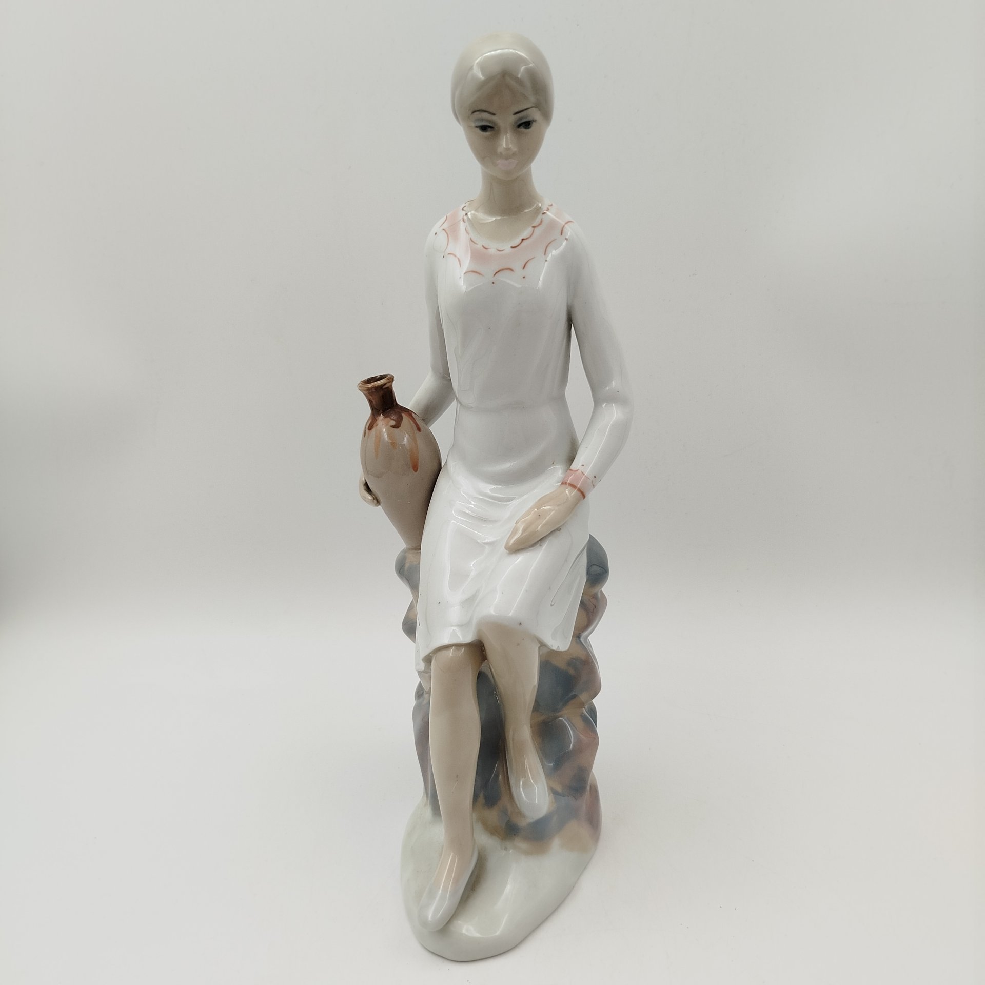 Статуэтка "Девушка с вазой", Casades, фарфор, роспись, Испания, 1970-1990 гг.