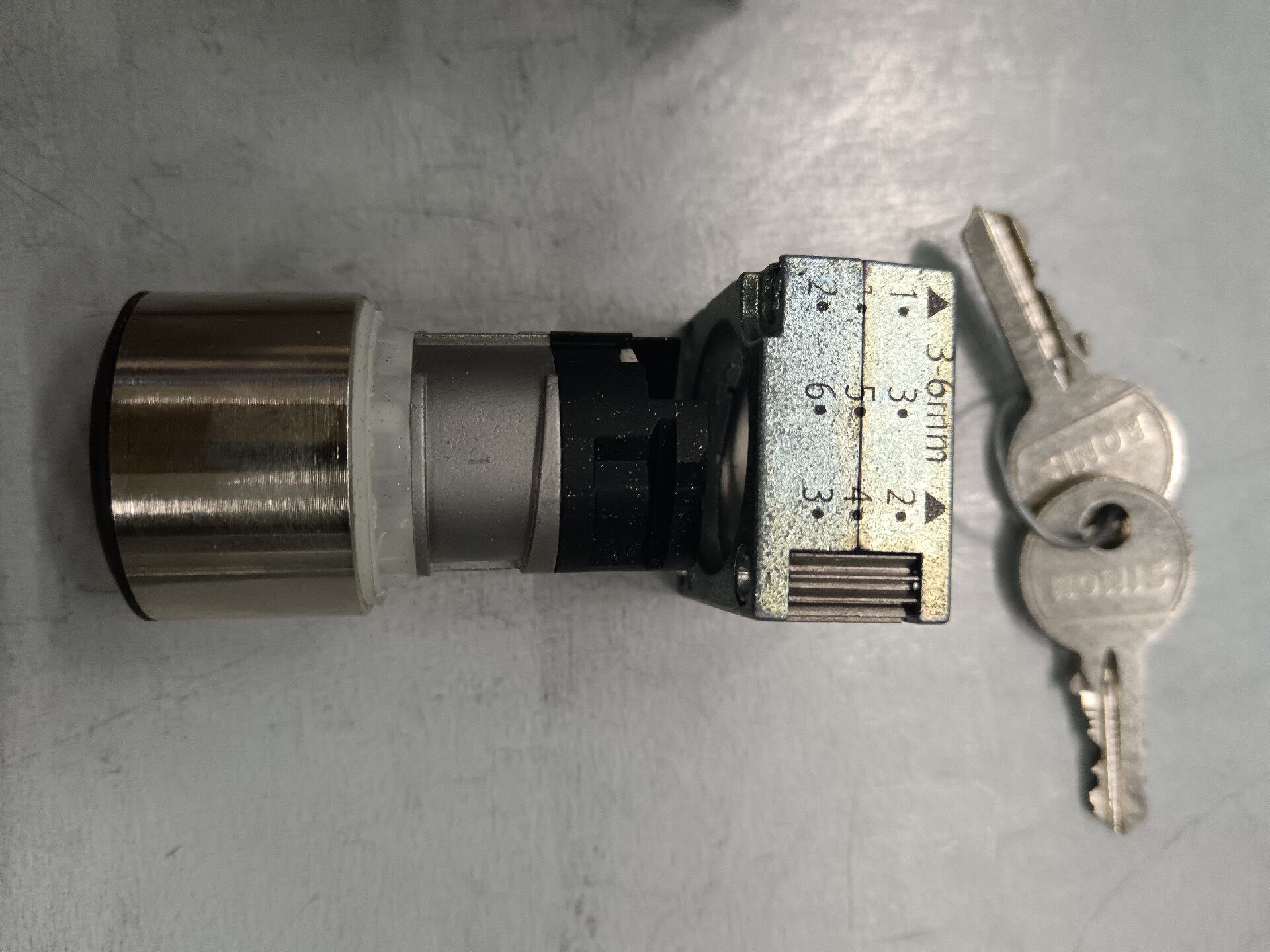 1PCS новый 3SB3601-4AD11 Переключатель SIEMENS