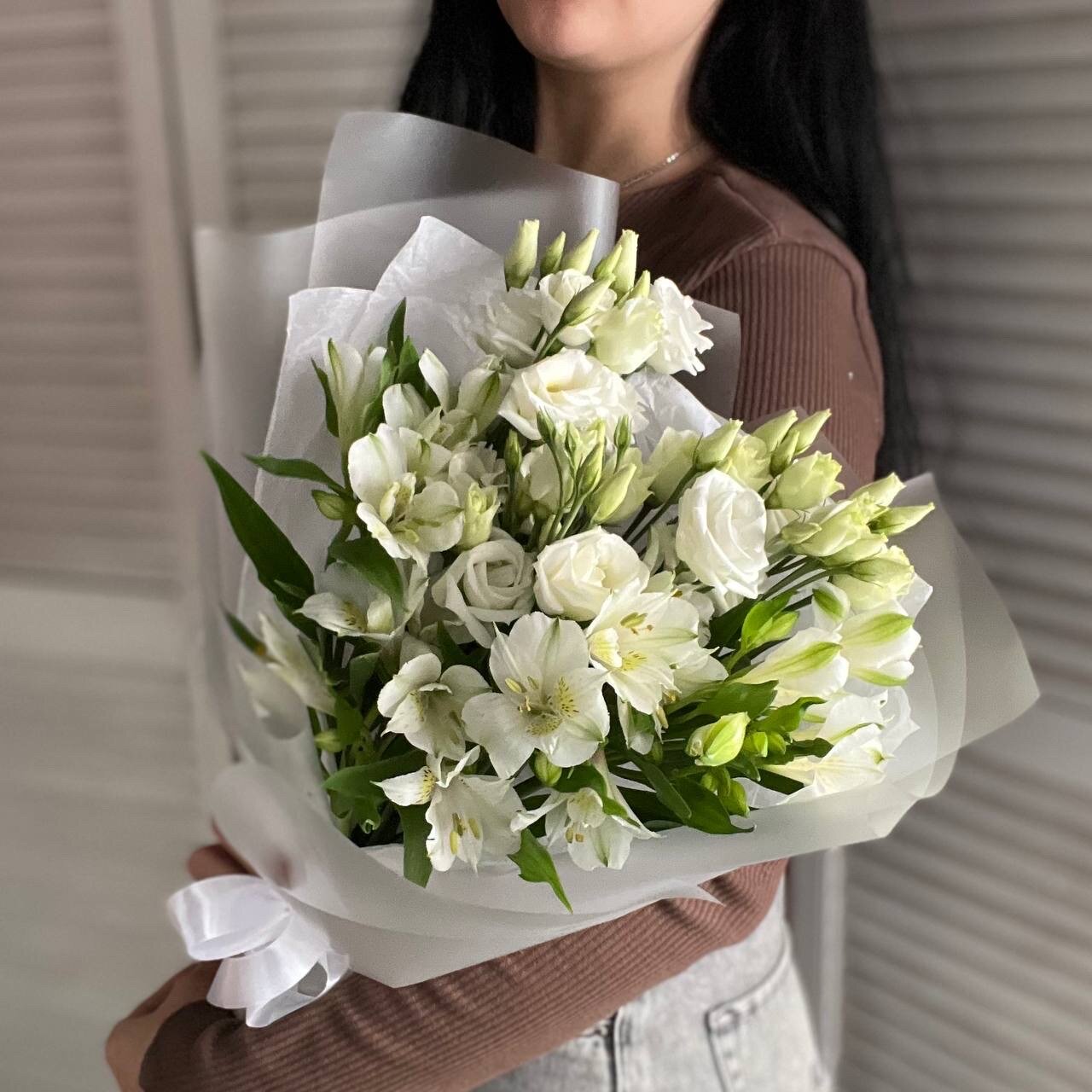 Букет "Pionova Flowers", альстромерия и эустома в матовой прозрачной упаковке