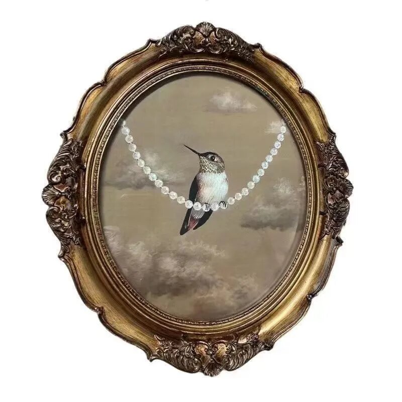 Картина 20x25 см с изображением колибри на фоне облаков в овальной золотой раме. Идеальный декор для дома