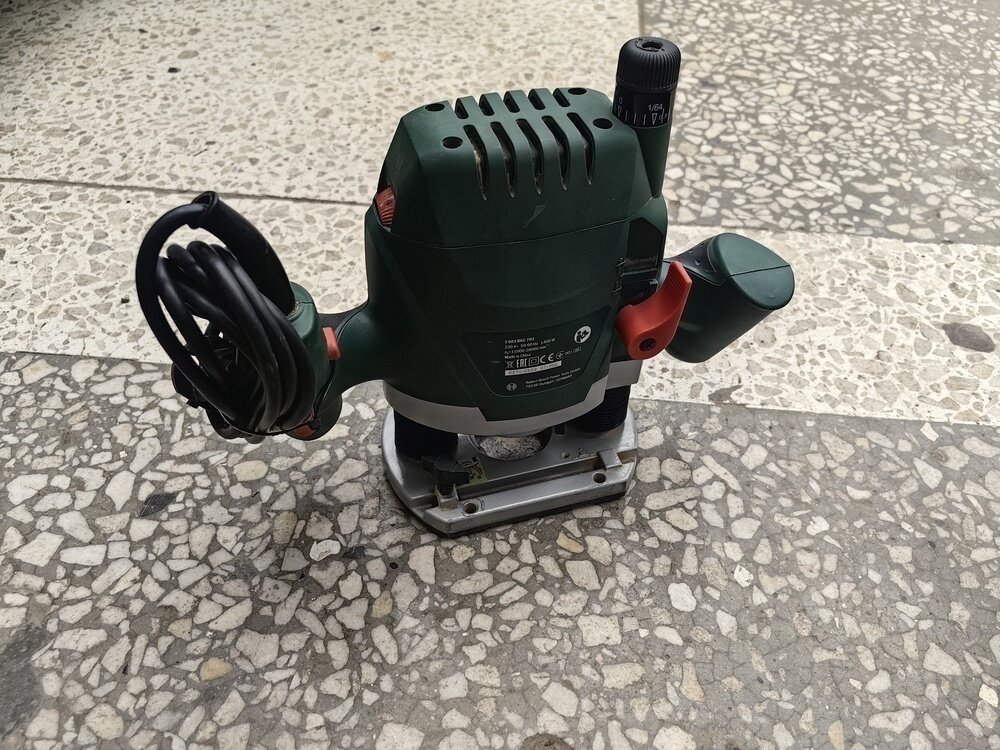 Вертикальный фрезер BOSCH POF 1400 ACE 060326C820, 1400 Вт зеленый, б/у, уценка