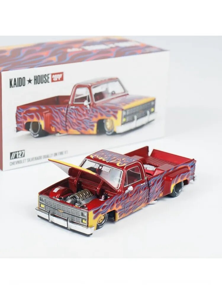 Машинка KAIDO HOUSE MINIGT 1/64 Chevrolet Silverado Dually on Fire V1 KHMG127 Die-cast Alloy Car Model Collection Gift