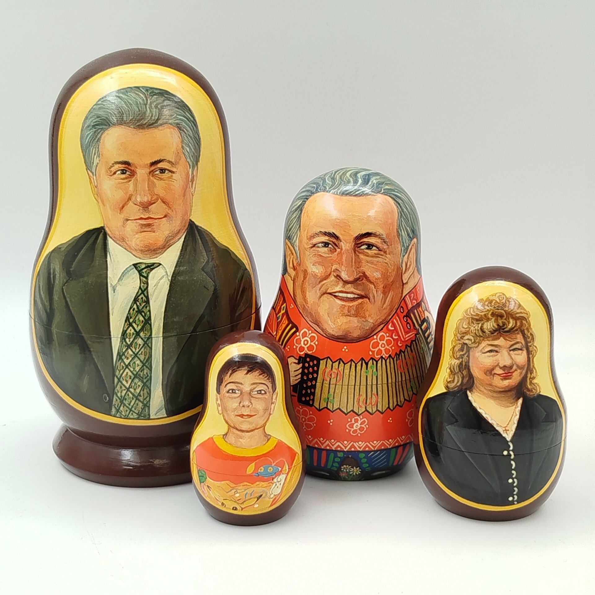 Матрешка "Семья" (4 места), дерево, роспись, лак, Российская Федерация, 2002 г.