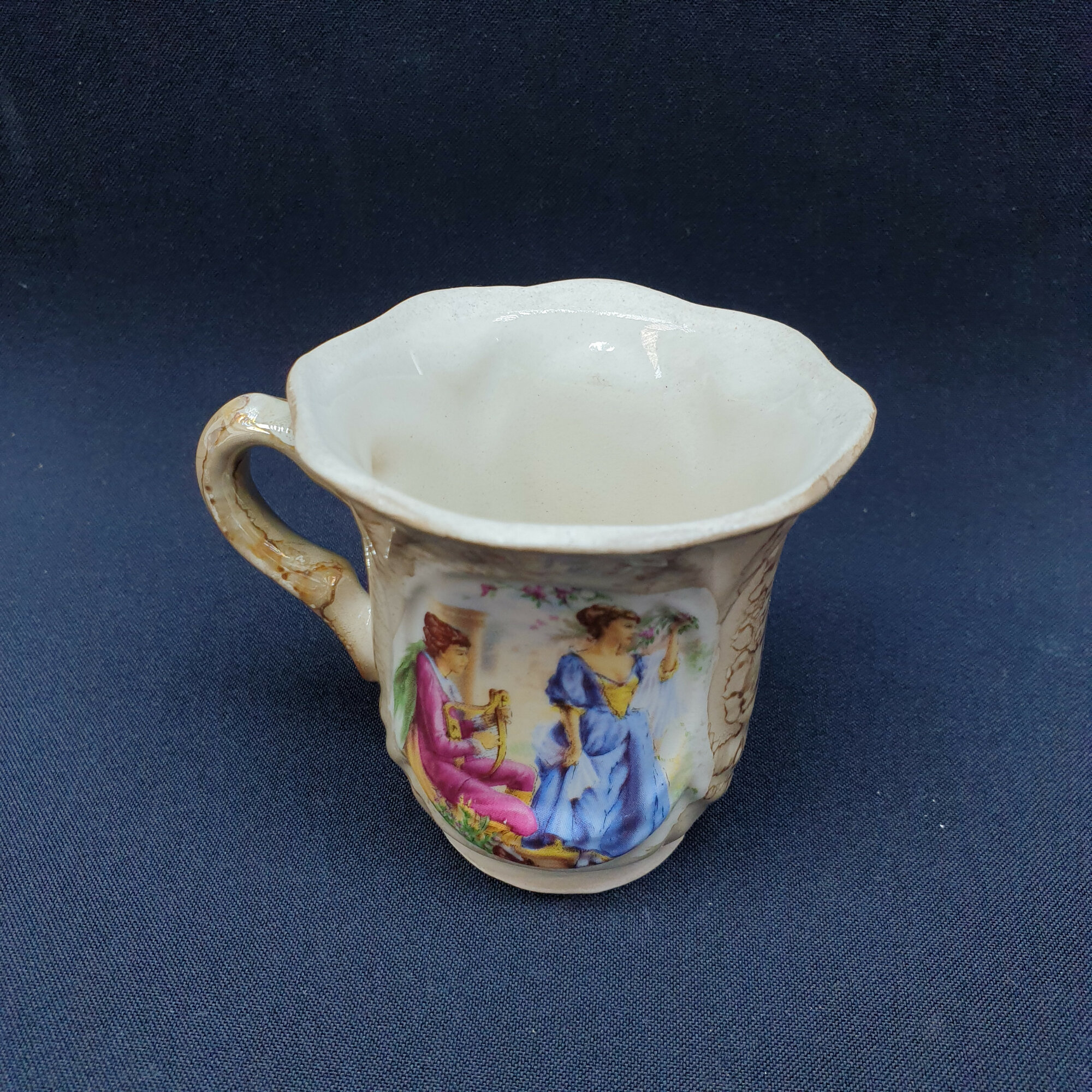 Чашка винтажная, СССР. Керамика, с фигурным краем и жанровой декоративной росписью