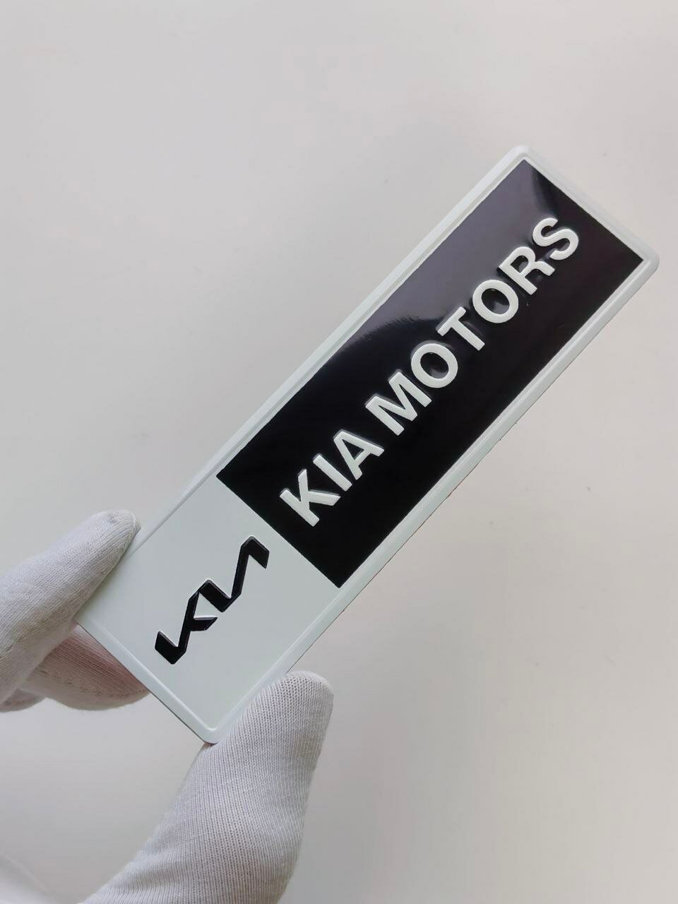 Алюминиевая наклейка 120*35 мм. Kia Motors Моторс эмблема наклейка на авто Киа 1 шт.