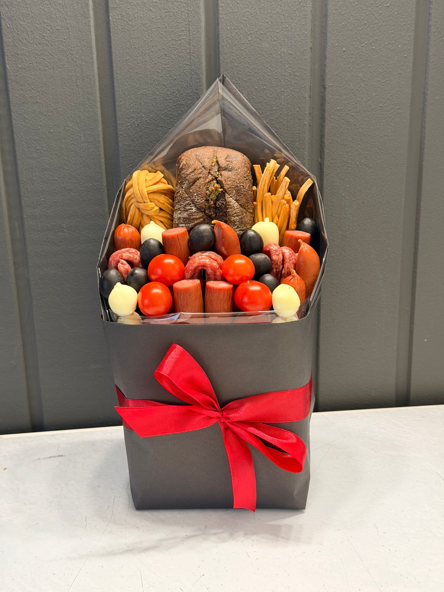 Букет «Парма мини» с колбасками, сыром, помидорами, маслинами и багетом — подарок на 23 февраля, День Рождения