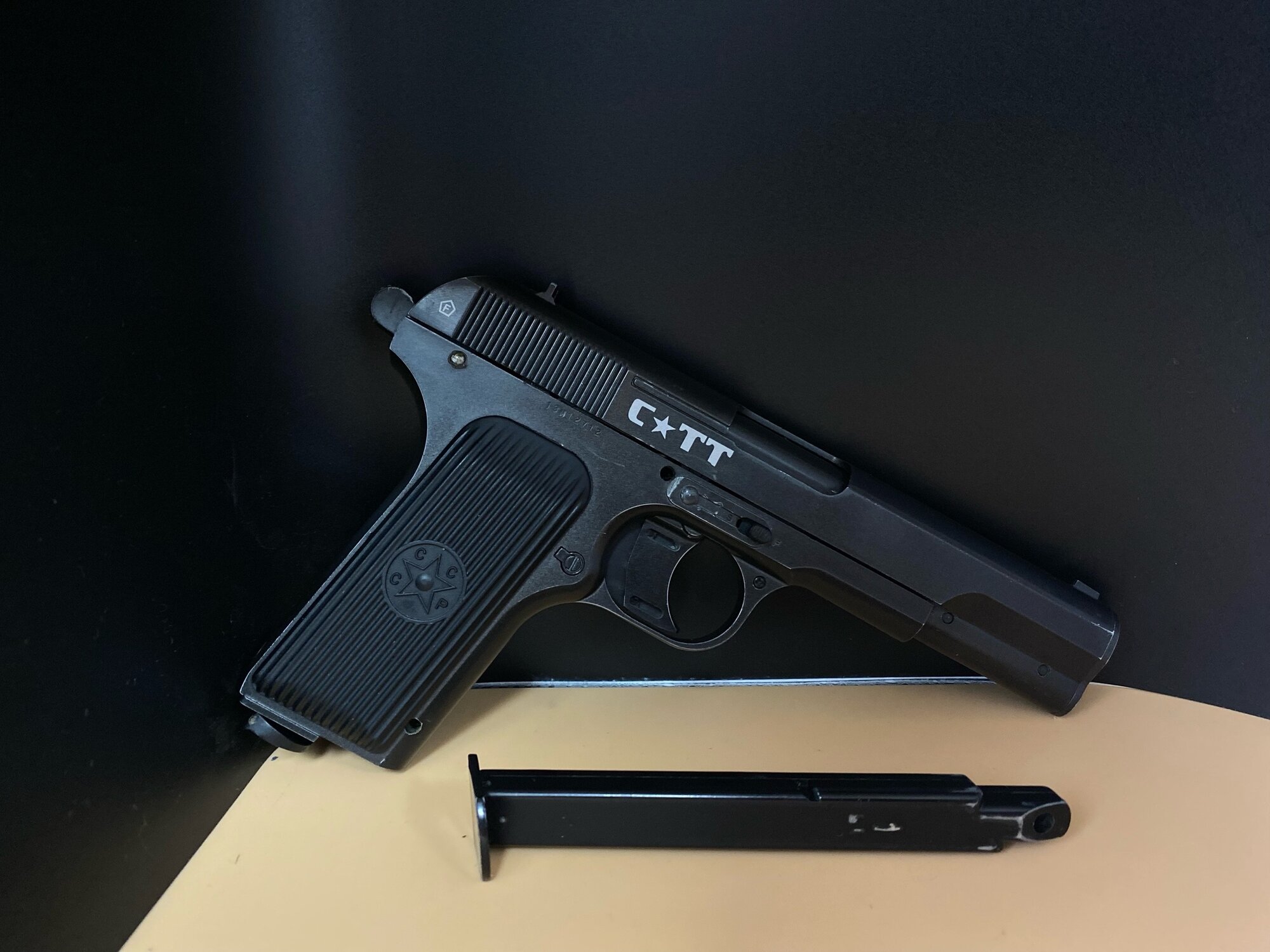 Пневматический пистолет Crosman C-tt .