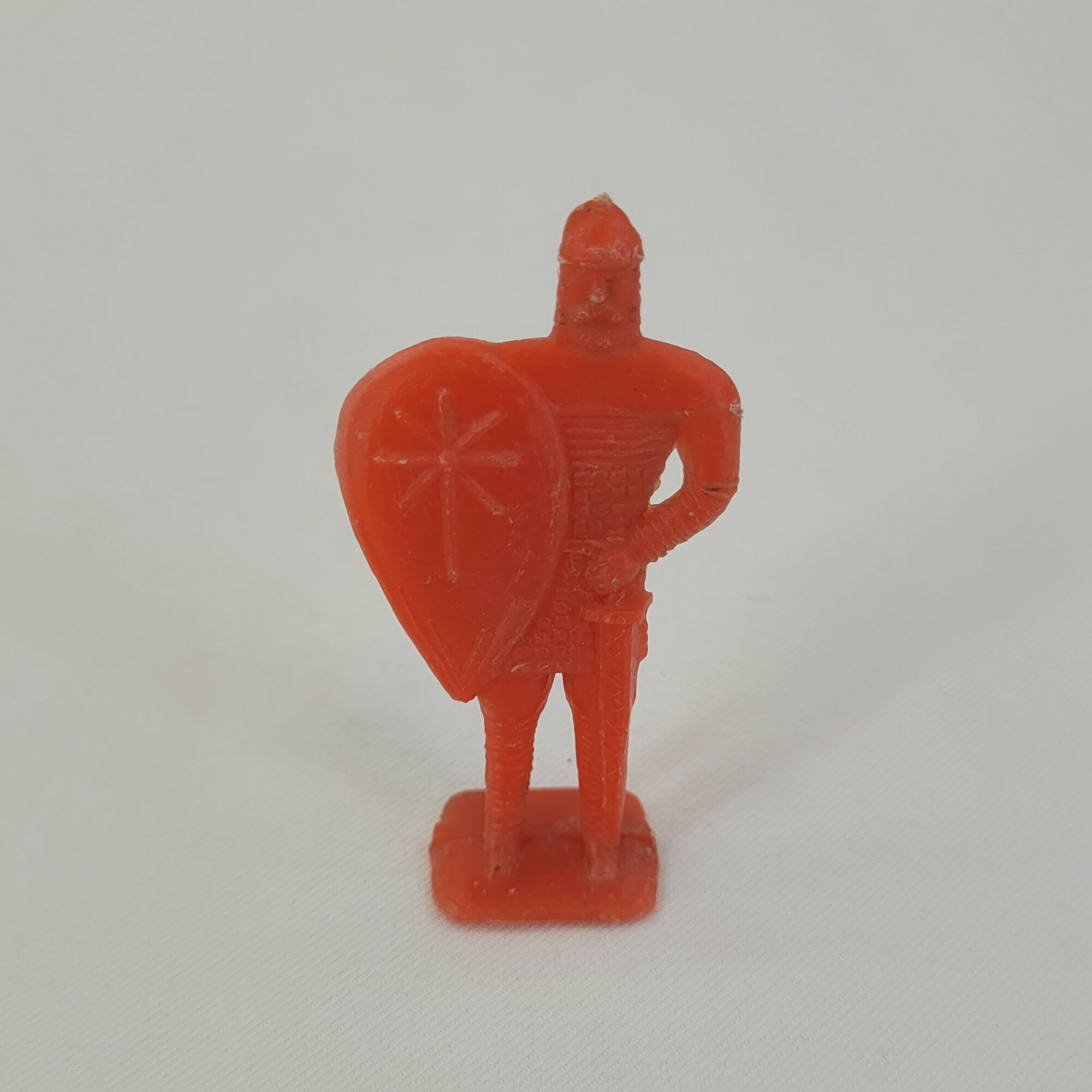 Фигурка солдатика винтажная СССР. Игрушечный воин с щитом на подставке, красный пластик