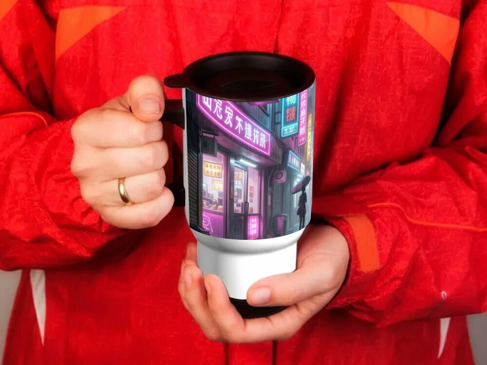 Тремокружка для авто с принтом "Неоновый дождливый азиатский переулок. Узкая городская улица в азиатском стиле под дождём, сияющие вывески на иероглифах, мокрый асфальт с." 0.5 л.