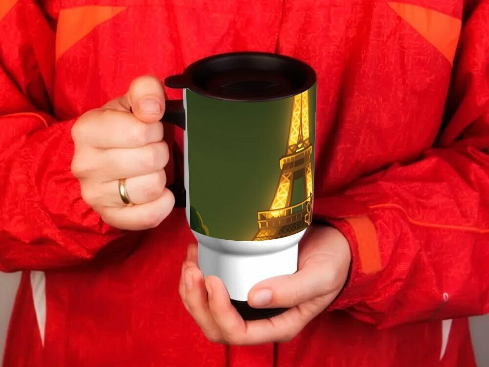 Тремокружка для авто с принтом "Сурикат у Эйфелевой башни. Мультяшный сурок с поднятой лапкой на фоне сияющей парижской башни, вечерний зеленоватый фон, теплые золотые огни." 0.5 л.