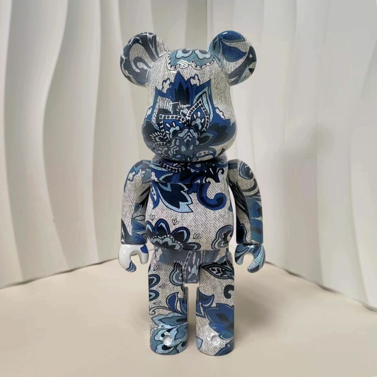Игрушечная Статуя Медведя Bearbrick 28cm-Голубой и белый фарфор