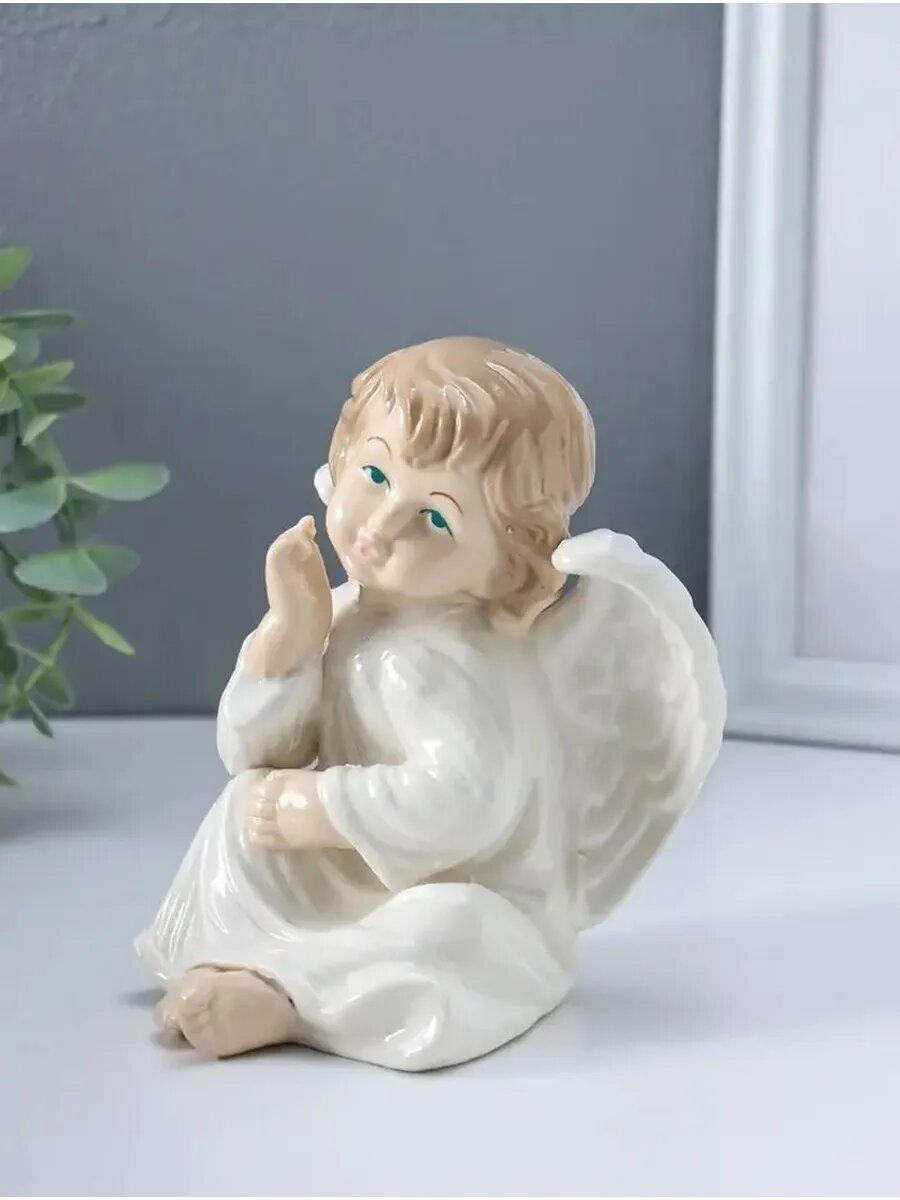 Очаровательный керамический ангел в белом платье