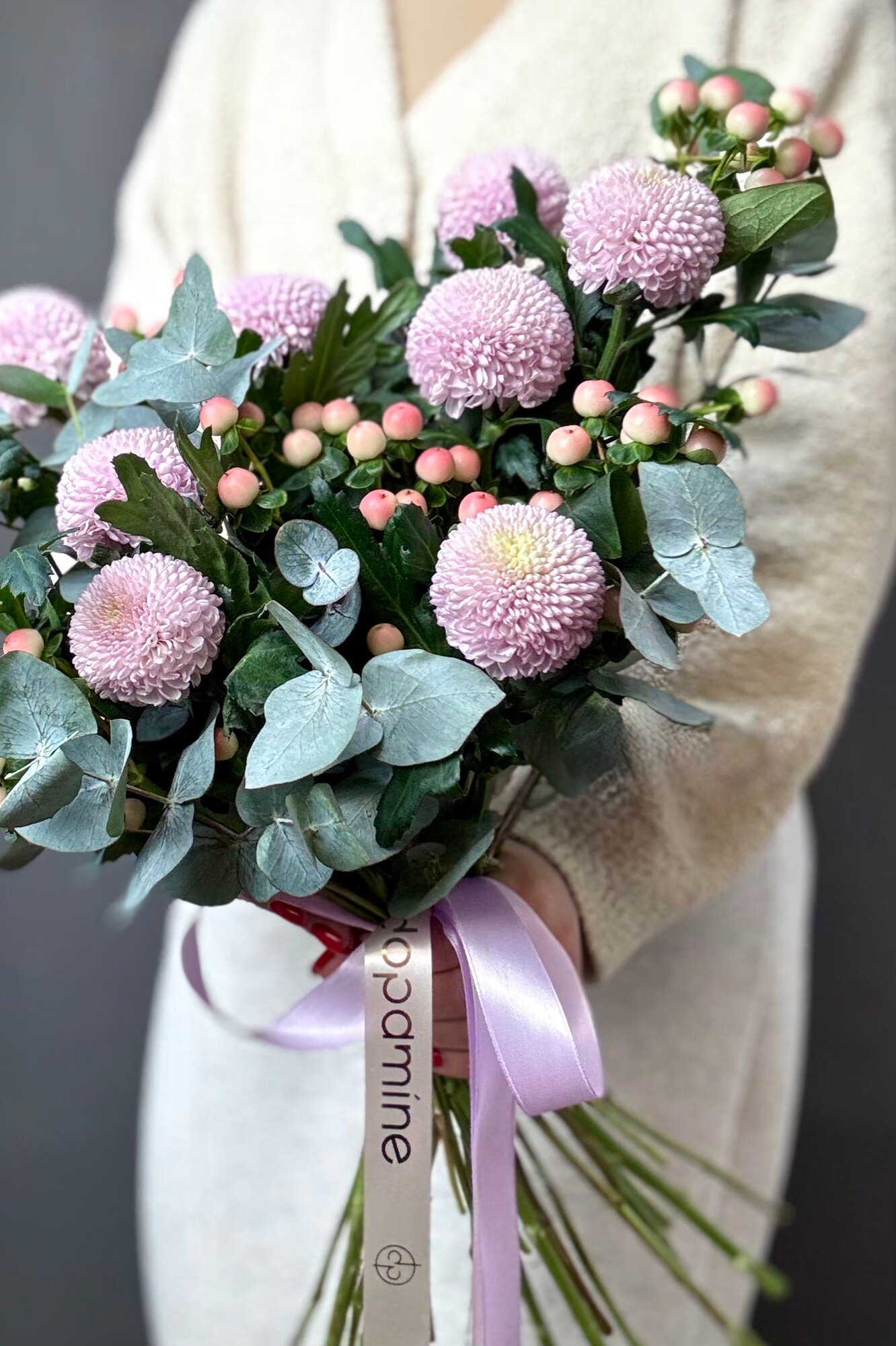 Сборный букет "ПомПон", хризантема, ягоды гиперикум, душистый эвкалипт — фото 1