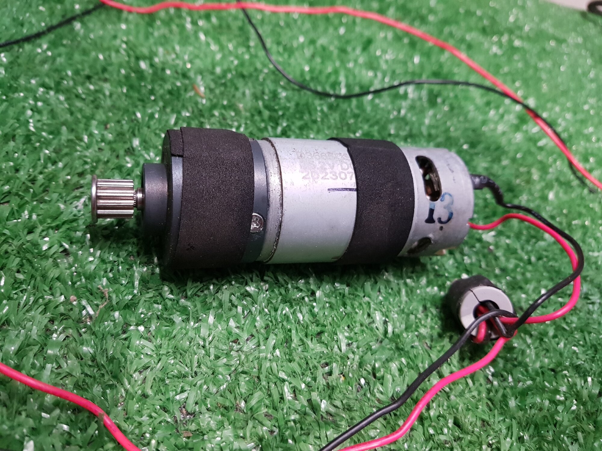 Двигатель центральной щетки ручного пылесоса Polaris PVCW 6070