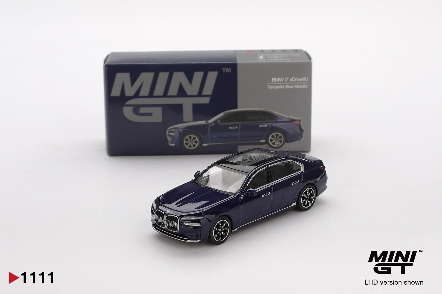 Коллекционная машинка MINI GT 1:64 BMW i7 xDrive60 Tanzanite Blue Metallic